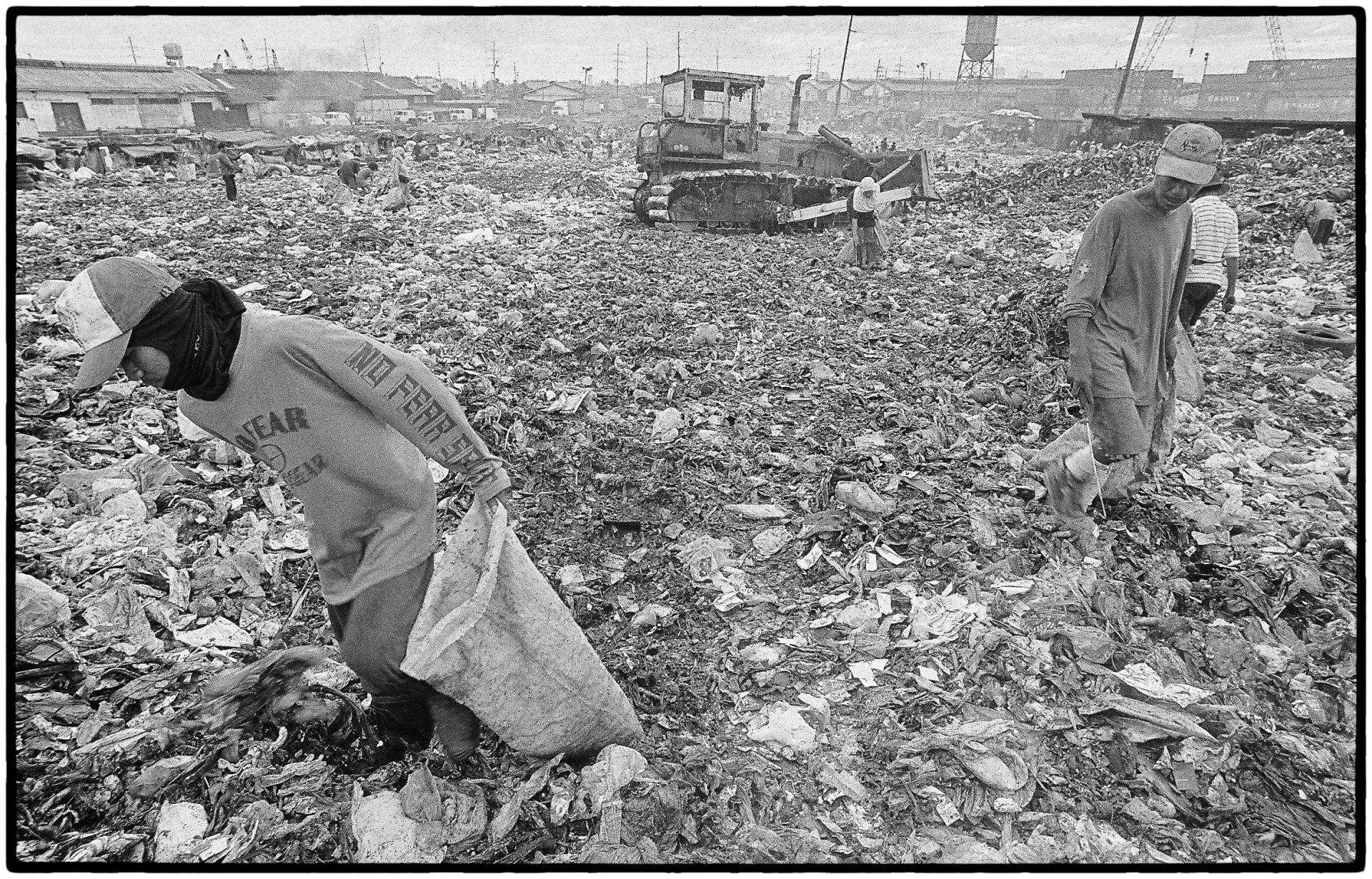 Smokey Mountain – Philippines - Glen Howey Photography